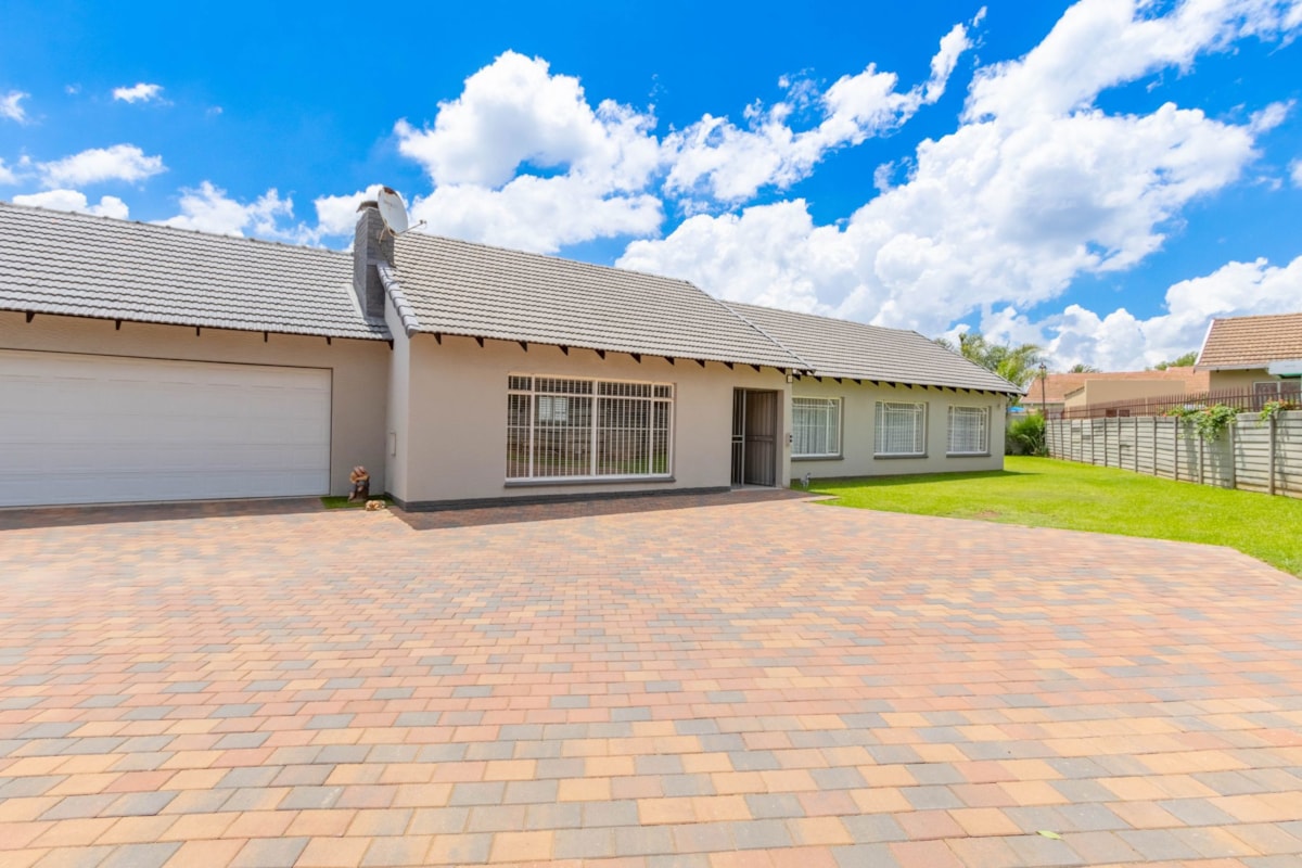 House for Sale | Farrarmere | EN1707376 | Pam Golding Properties