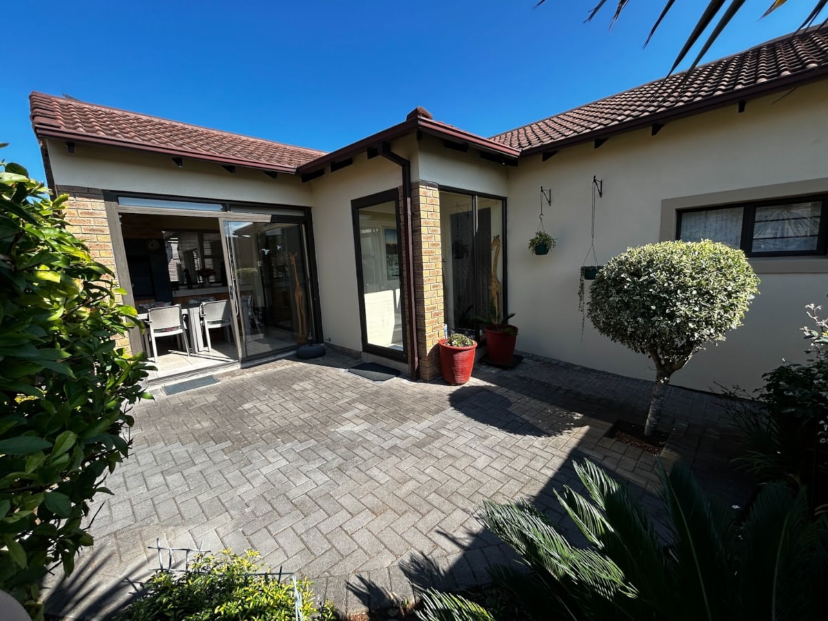 Townhouse for Sale | Lorraine | 1PLZ1735994 | Pam Golding Properties